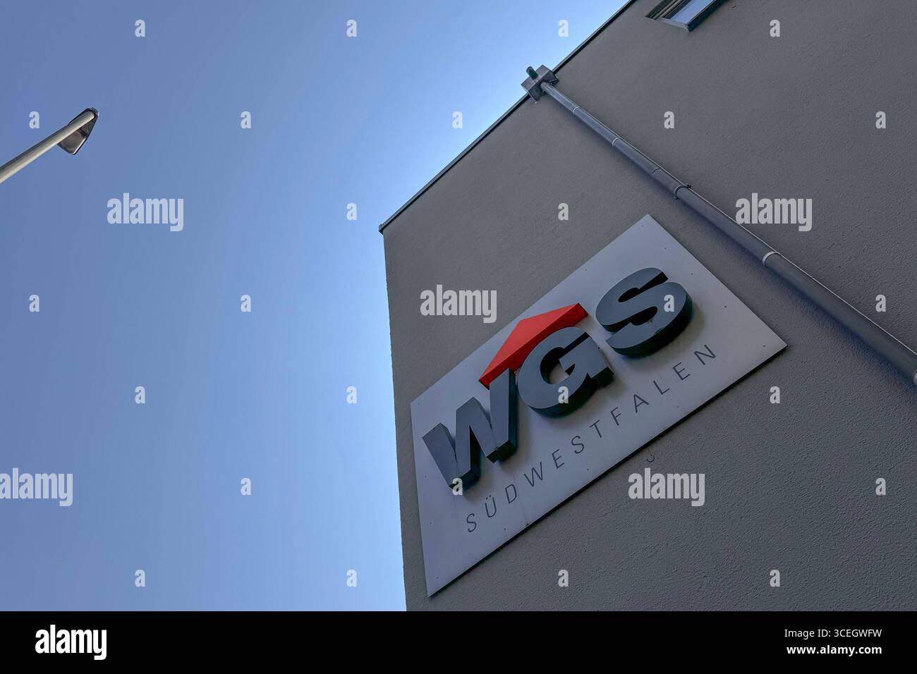 Das Gebaeude Gebäude mit Logo der WGS Wohnungsgenossenschaft ...