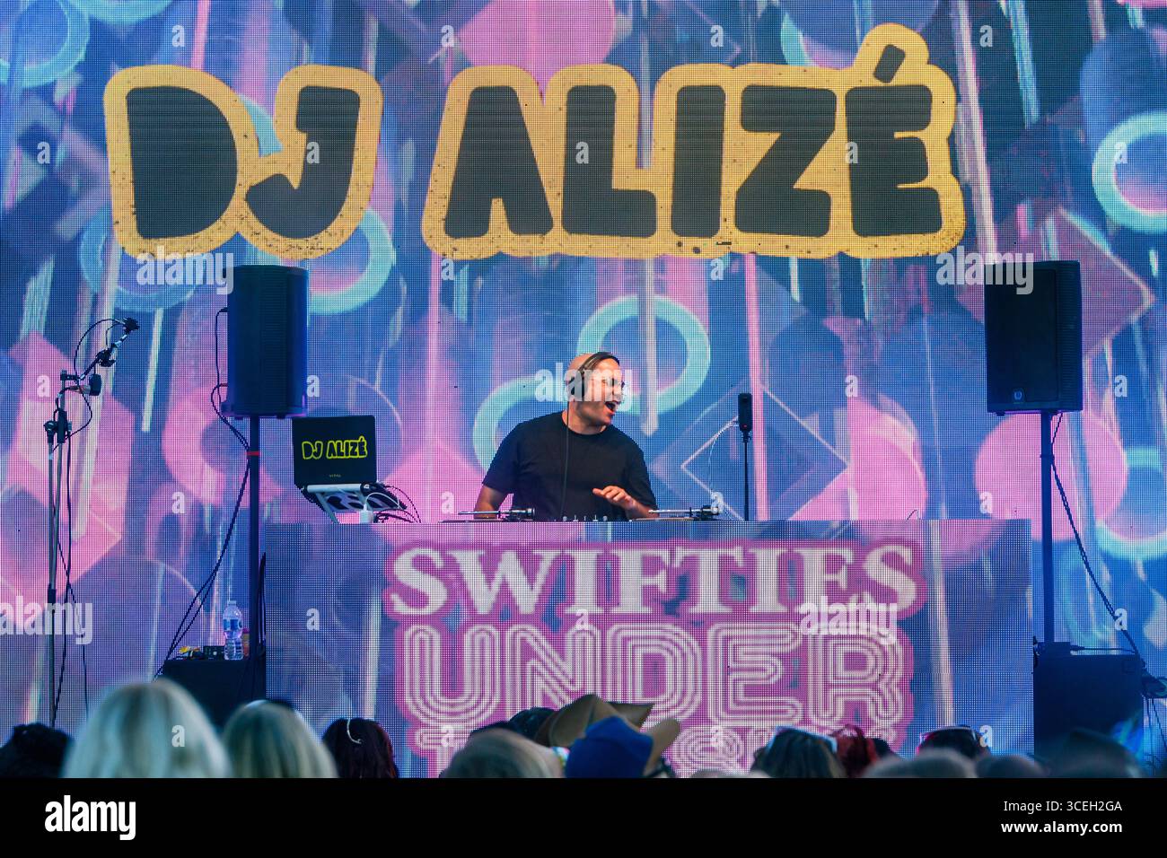 Edmonton's DJ Alize gets things going playing all Taylor swift for the ...