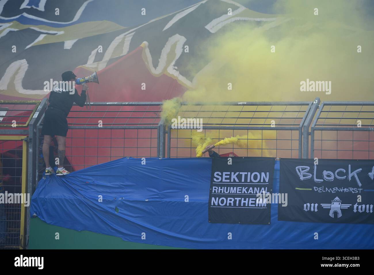 Delmenhoster fans, fan block, Bqanner, choreo, pyrotechnics, pyro ...