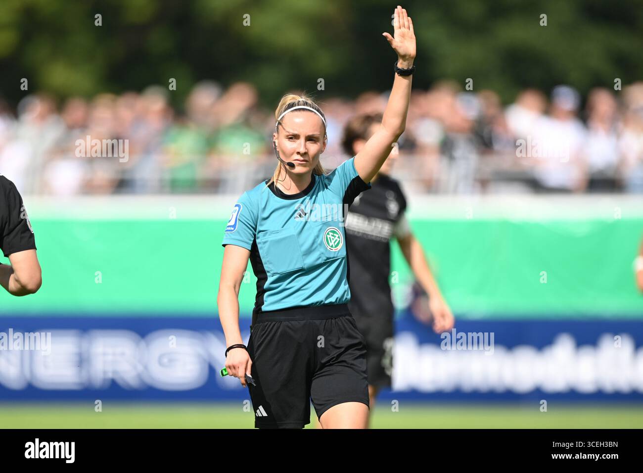 referee Fabienne MICHEL gesture, gesture, gesticulates, football, DFB ...