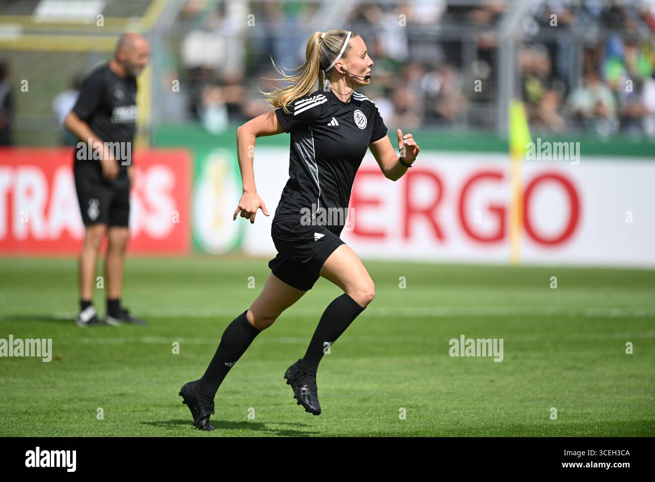 referee Fabienne MICHEL warm up, warm-up training, football, DFB Pokal ...