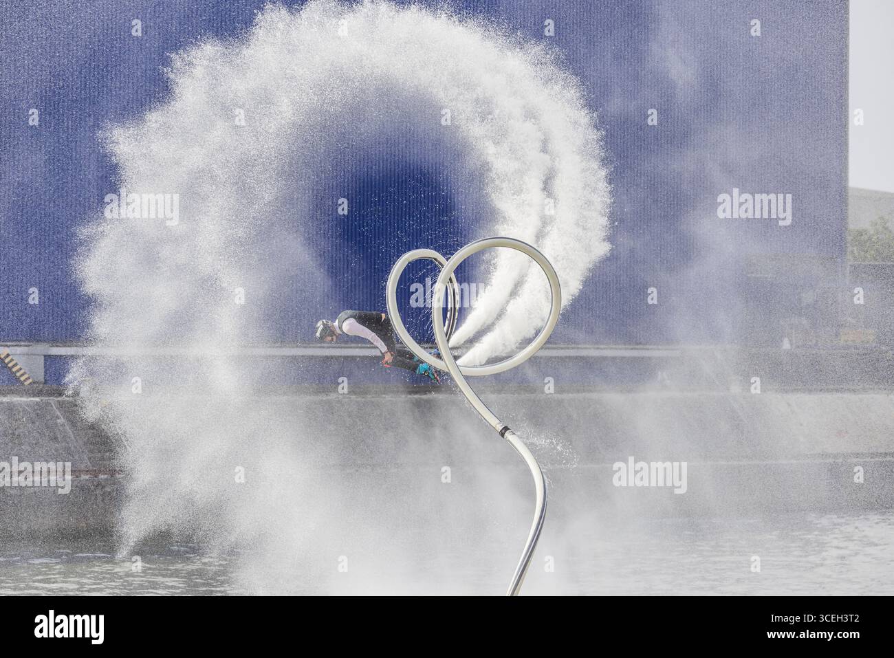 Hafenfest in Stuttgart. Spektakuläre Jetski- und Flyboard-Show auf dem ...