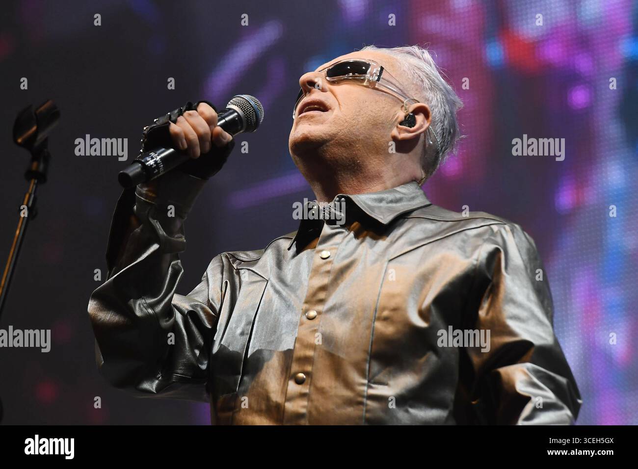 HENLEY-ON-THAMES, ENGLAND - AUGUST 17: Holly Johnson performing at ...