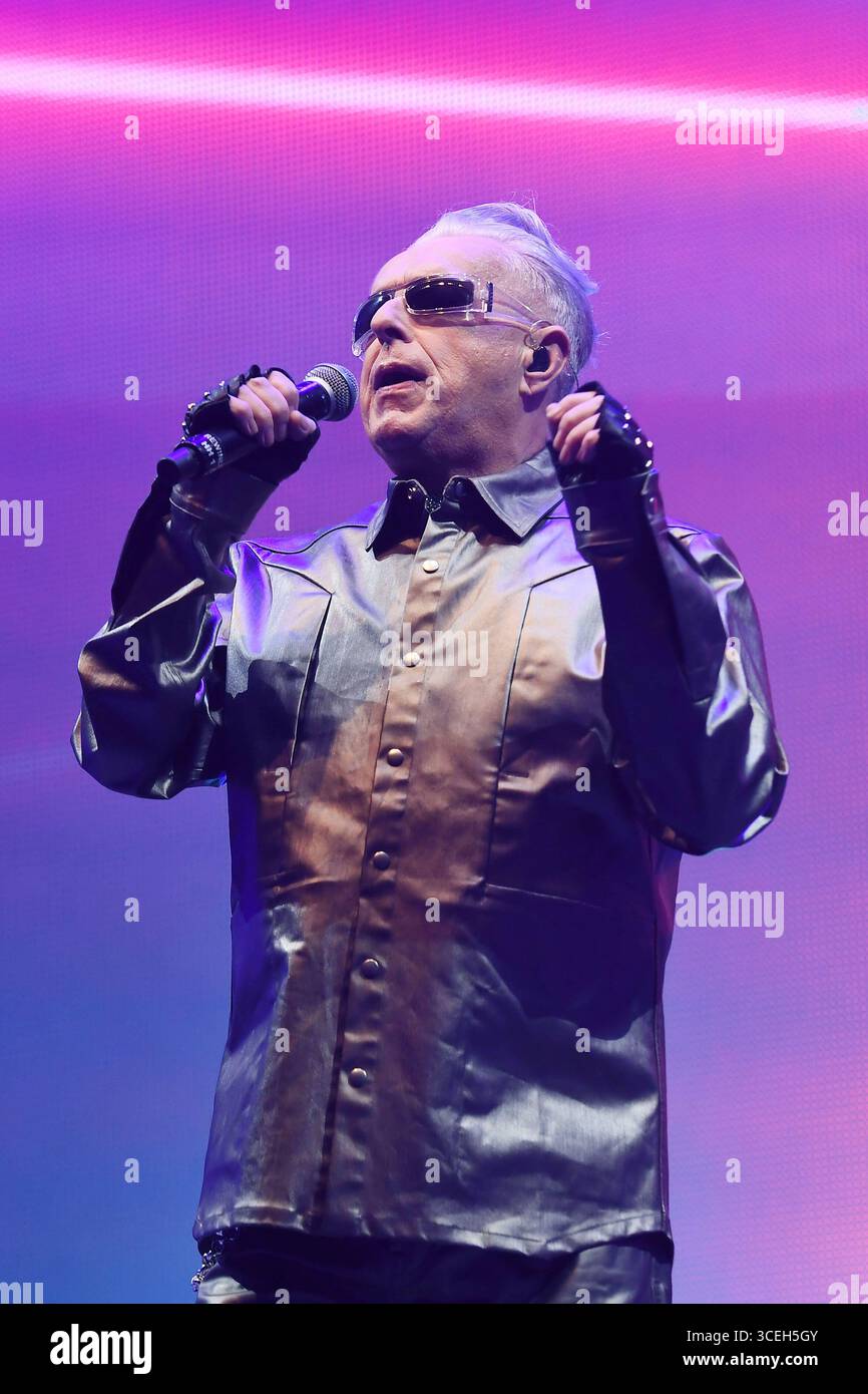 HENLEY-ON-THAMES, ENGLAND - AUGUST 17: Holly Johnson performing at ...