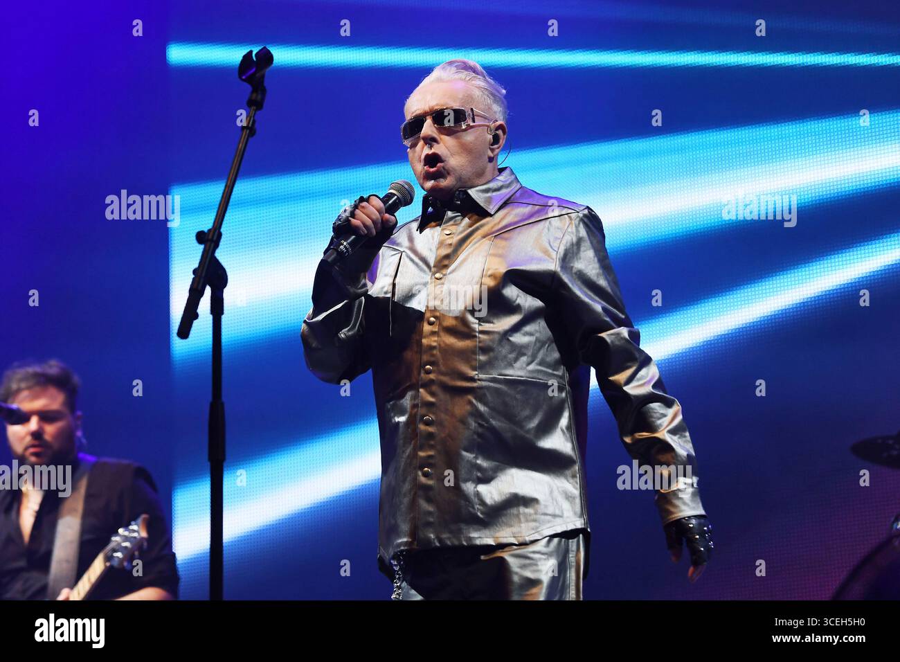 HENLEY-ON-THAMES, ENGLAND - AUGUST 17: Holly Johnson performing at ...