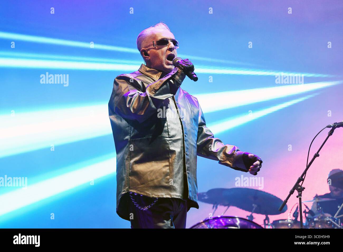HENLEY-ON-THAMES, ENGLAND - AUGUST 17: Holly Johnson performing at ...