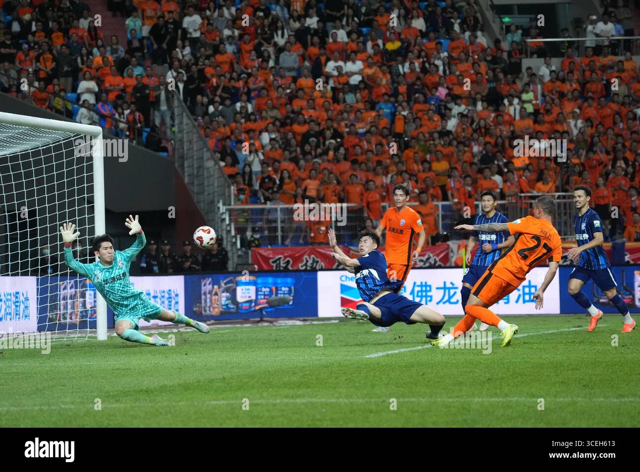 Yunnan Yukun Football Club defeated Wuhan Three Towns Football Club with 2-1 at the twenty-first ...