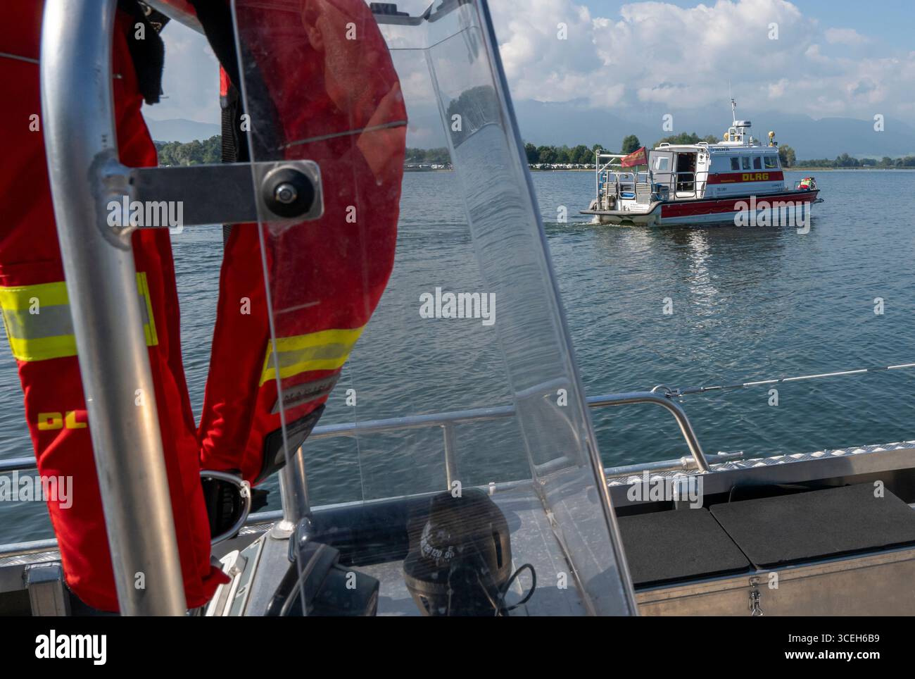 18 August 2025, Bavaria, Übersee: A DLRG water rescue boat sets off ...