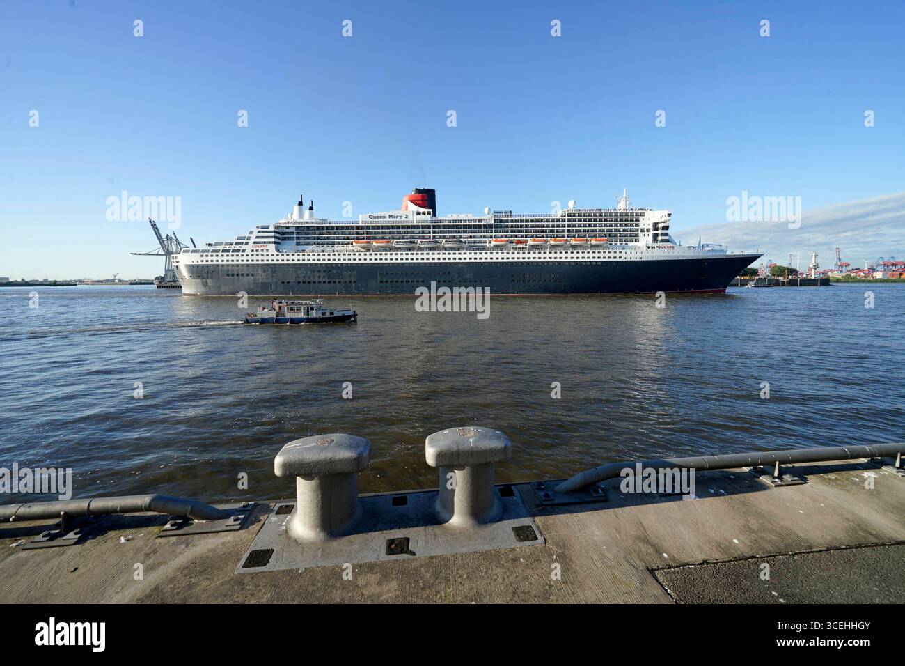 cntv Kreuzfahrtschiff Queen Mary 2 parkt rückwärts ohne Schlepperhilfe ...