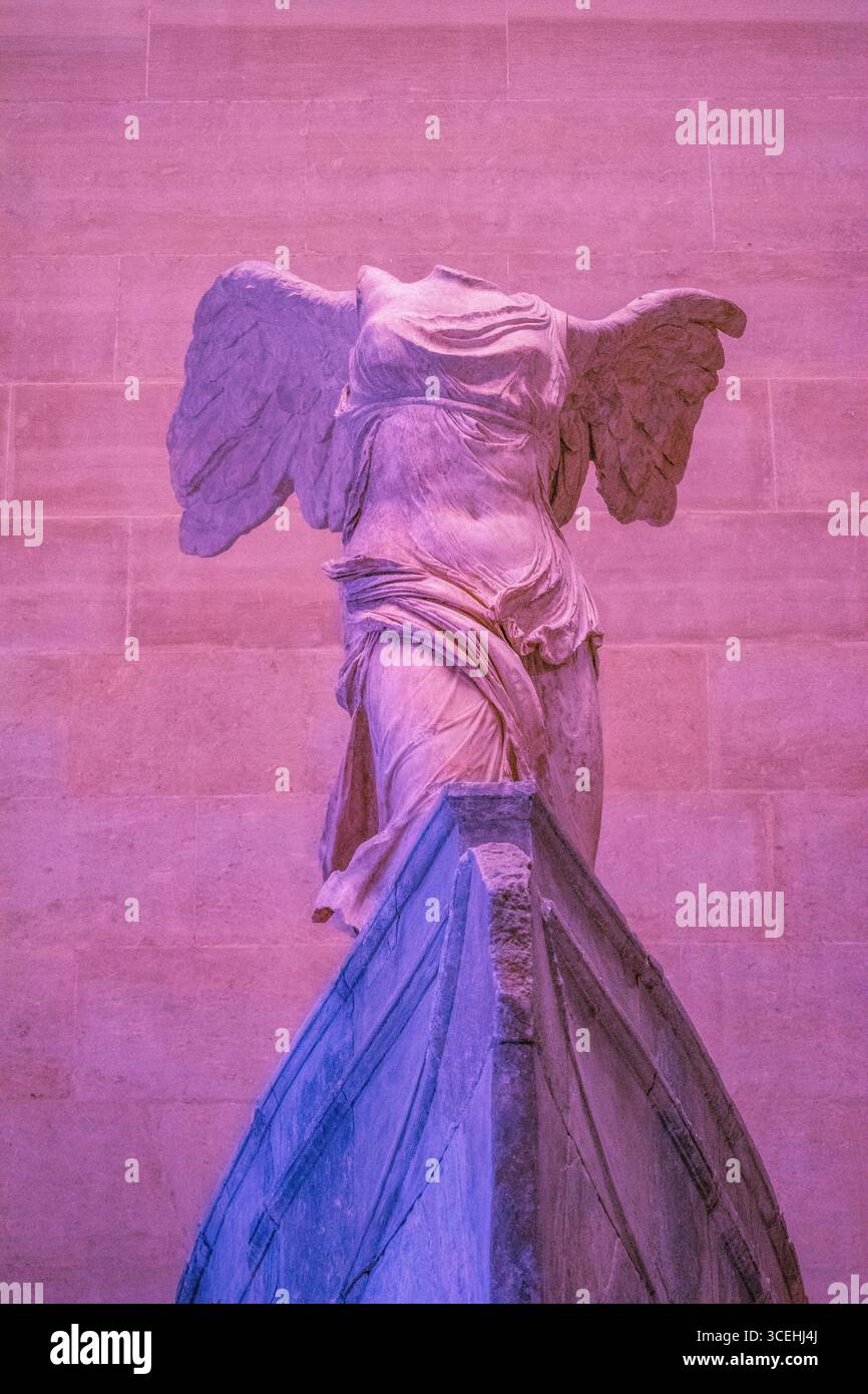 Paris: Louvre Museum, pink light on The Winged Victory of Samothrace ...