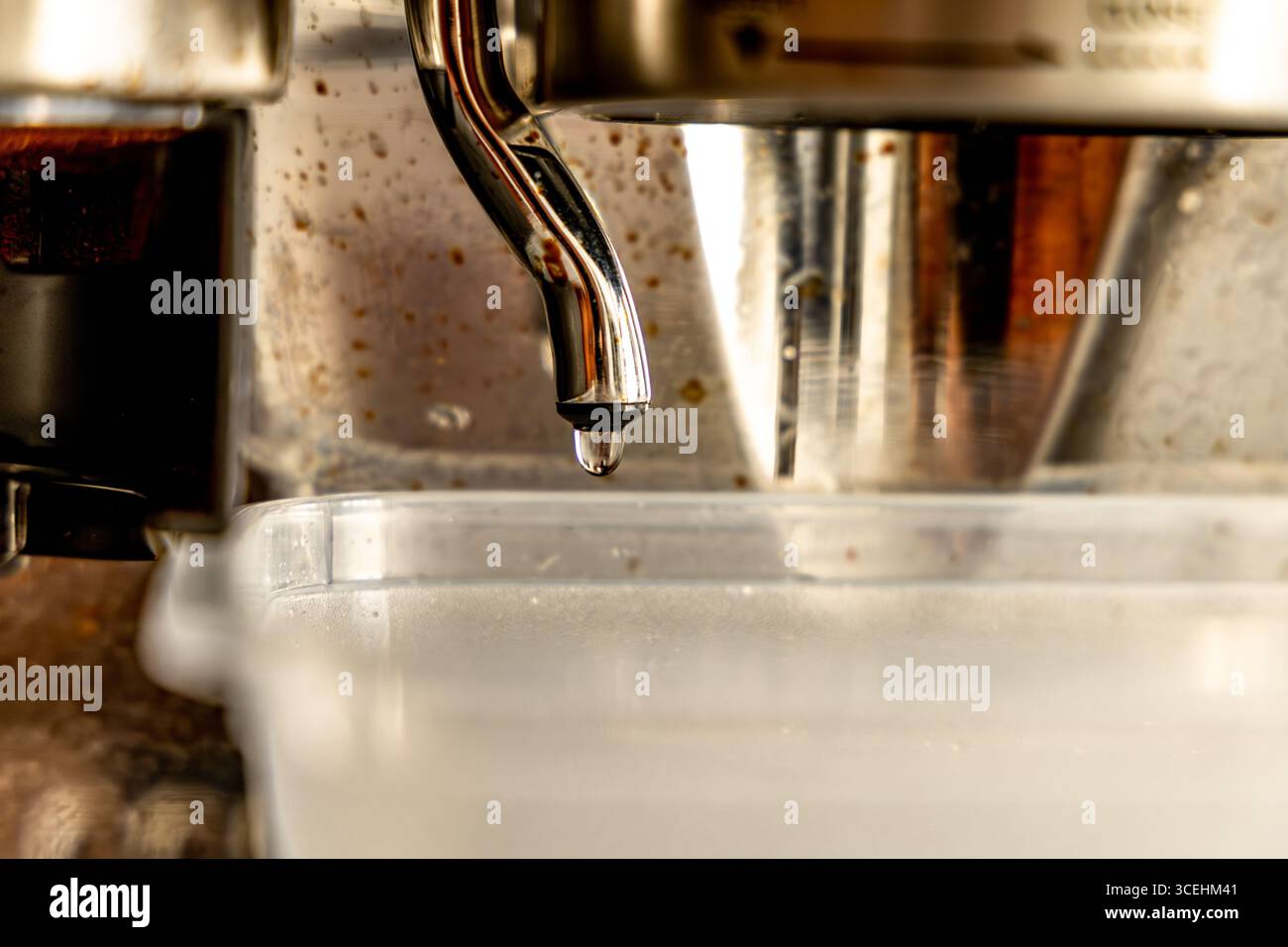 Cleaning the nozzle of a pressure coffee machine, repairing the machine ...