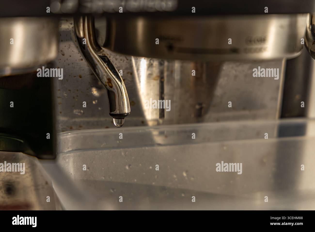 Cleaning the nozzle of a pressure coffee machine, repairing the machine ...