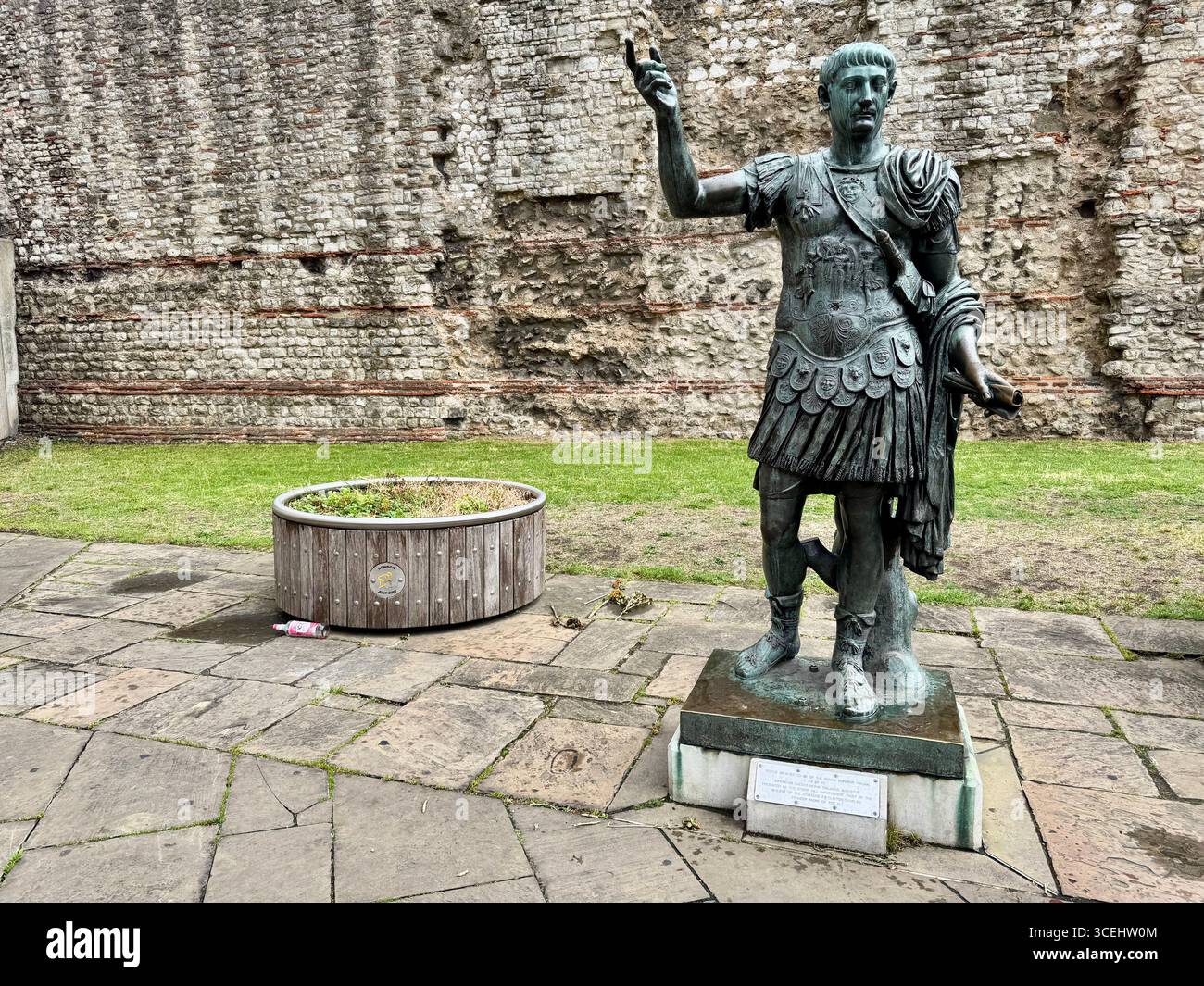 Statue of a Roman Centurion next to Londons Roman Wall Stock Photo - Alamy