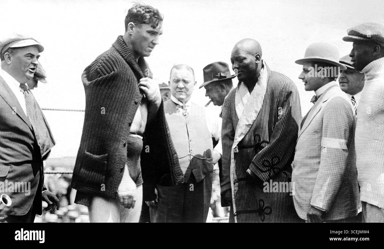 An outdoor boxing match with Jess Willard vs. Jack Johnson, The ...