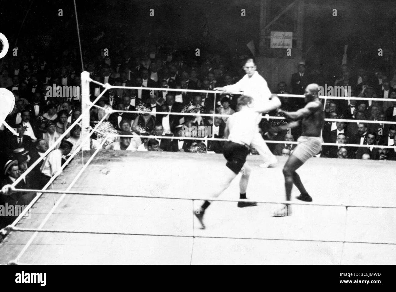 Frank Moran vs Jack Johnson, boxing match in June 1914 Stock Photo - Alamy