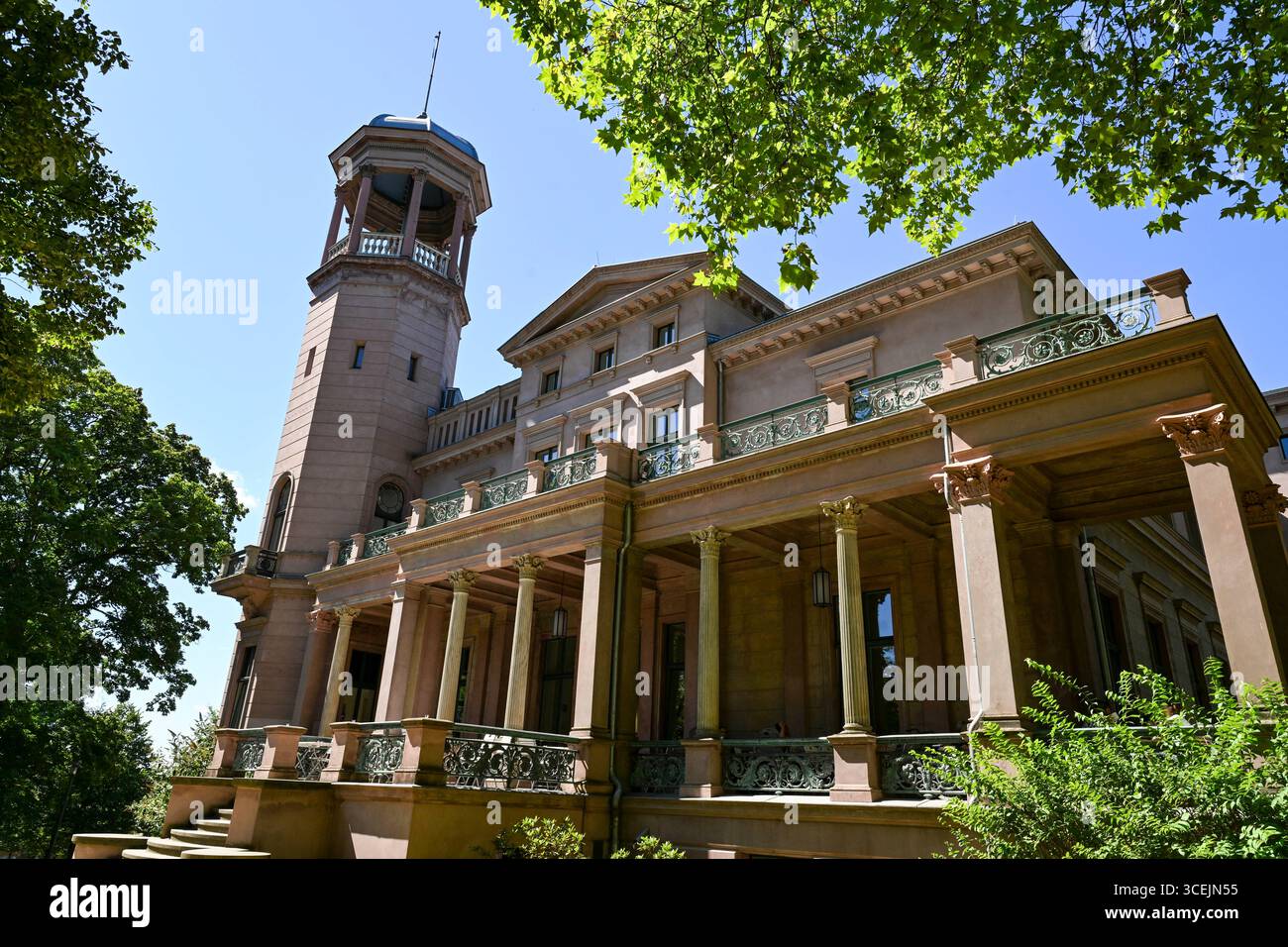 18 August 2025, Berlin: The "Lumen" exhibition is currently on display at Schloss Biesdorf. 30 ...