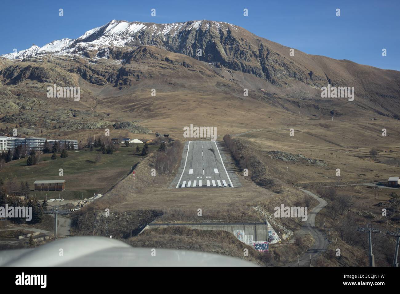 Runway surface mark hi-res stock photography and images - Alamy