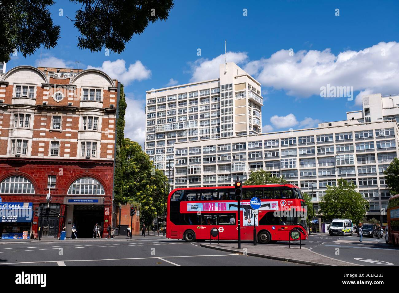 Alexander fleming house goldfinger hi-res stock photography and images ...