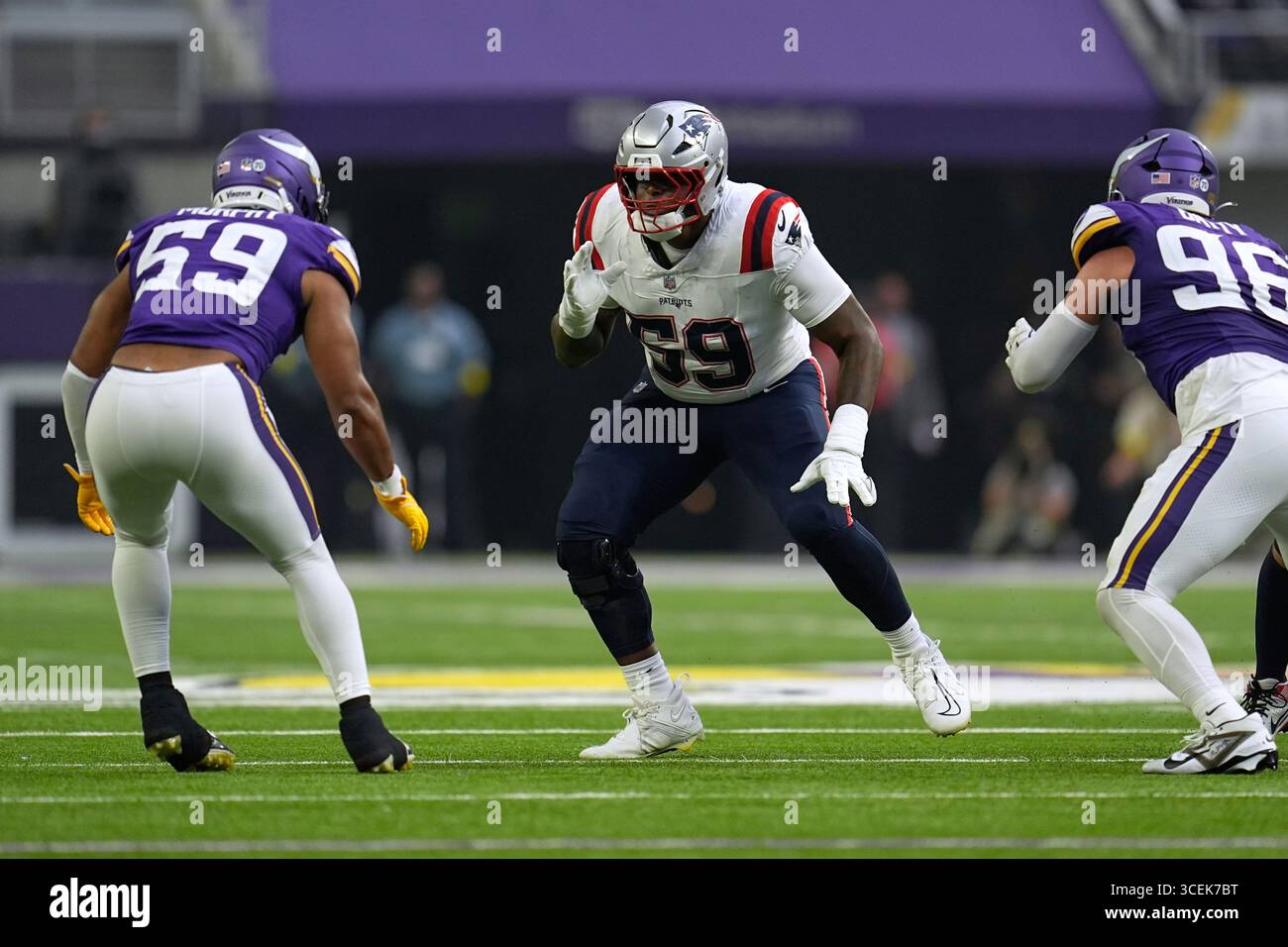 New England Patriots offensive tackle Vederian Lowe (59) blocks against ...