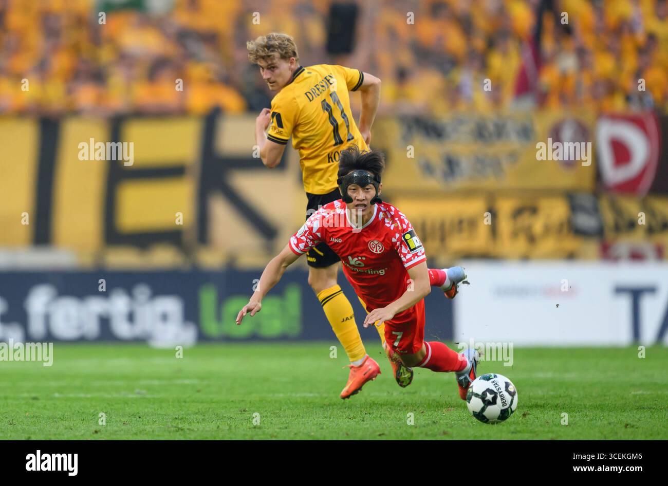 Dresden's Dominik Kother, rear, and Mainz' Jae-sung Lee, front ...