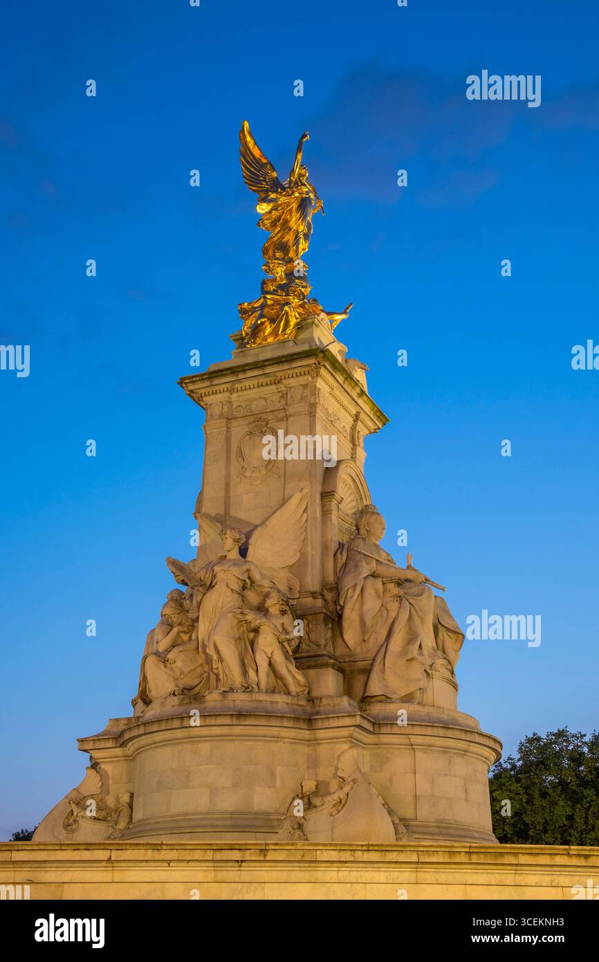 Winged Victory at the top of the central pylon above the enthroned ...