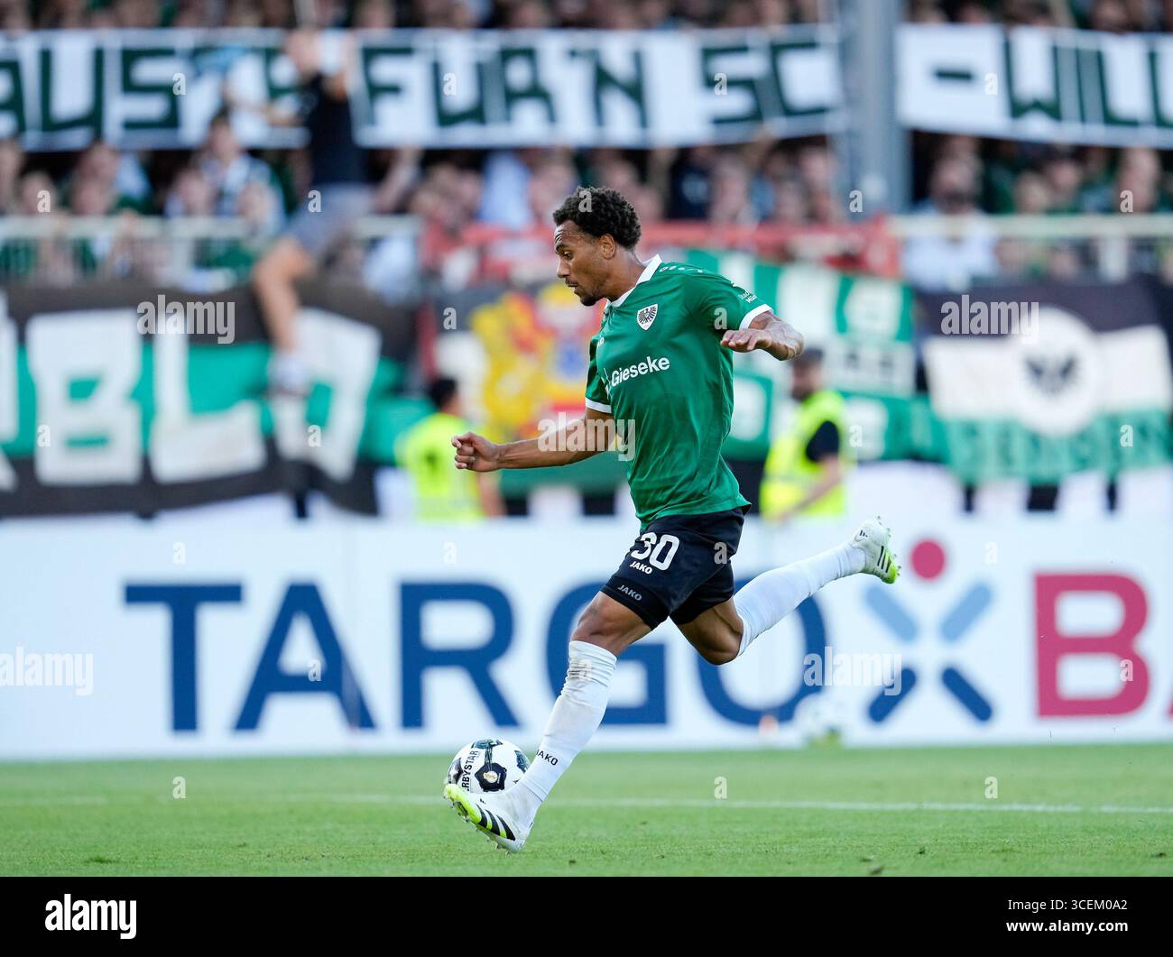Etienne Amenyido (Preussen Muenster, #30) scheisst den Ball GER, SC Preussen Muenster vs Hertha ...
