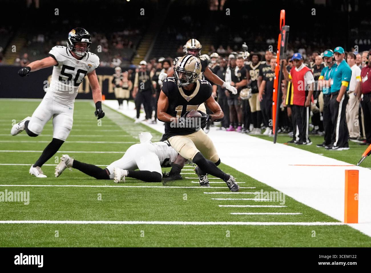 New Orleans Saints wide receiver Dante Pettis (17) carries for a ...