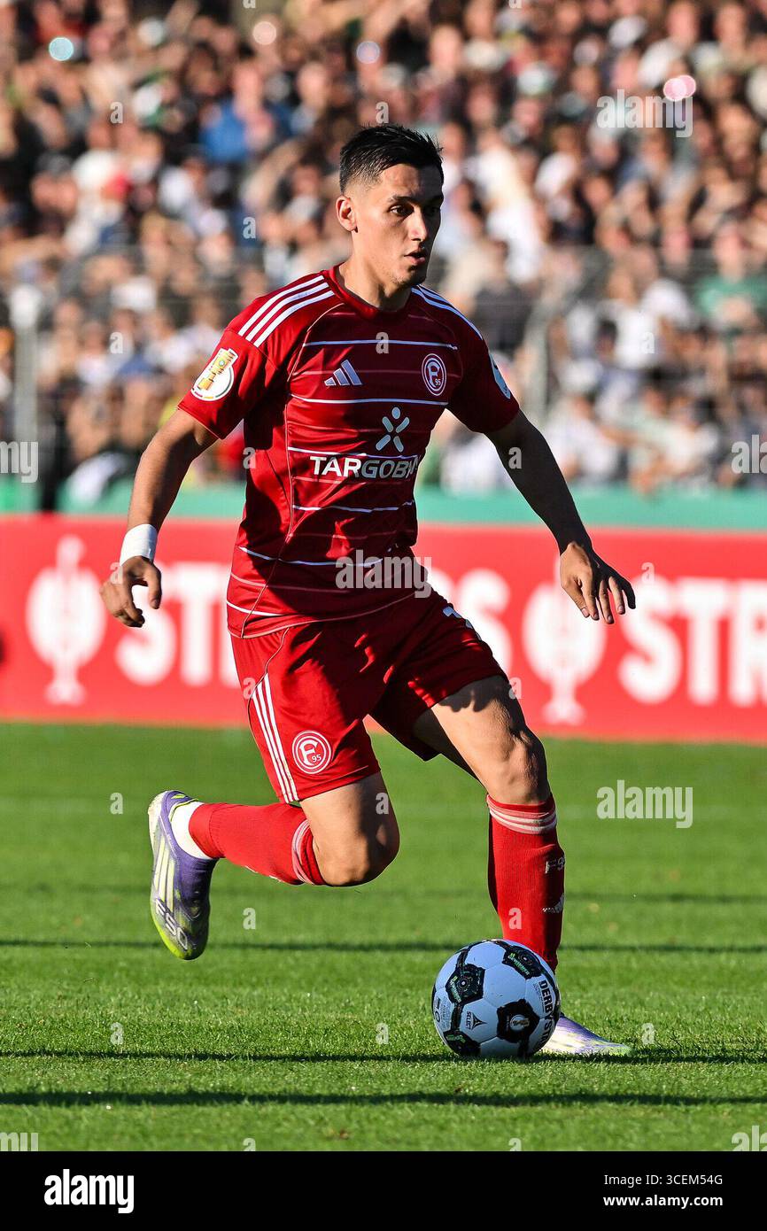 am Ball Sotiris ALEXANDROPOULOS (Fortuna 14) / Einzelfoto / Freisteller ...