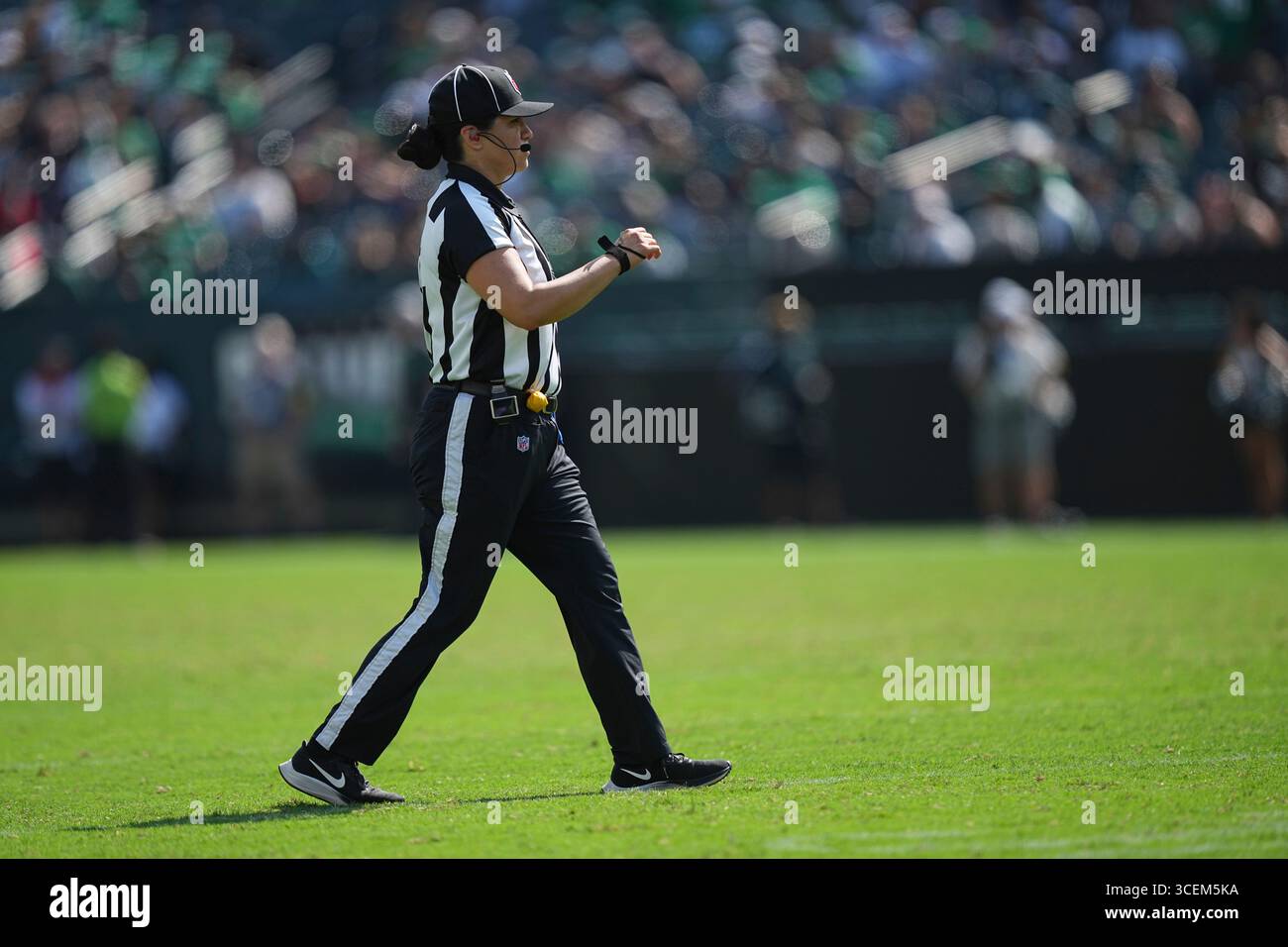 Field judge Karina Tovar (91),in action during an NFL preseason ...