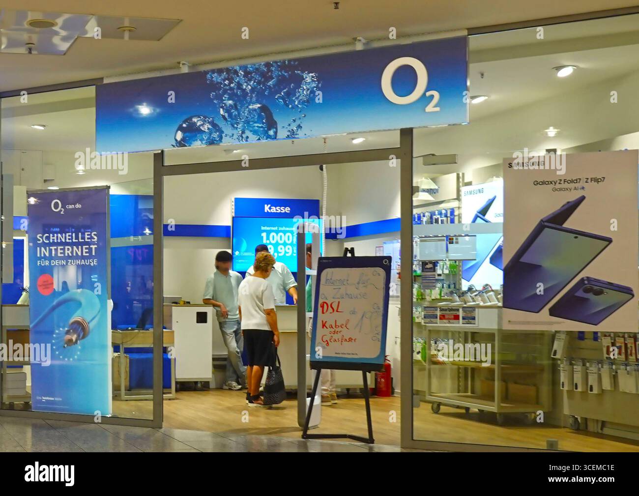 O2 Telefonladen Filiale - gesehen am 18.08.2025 im Leine Center Han ...