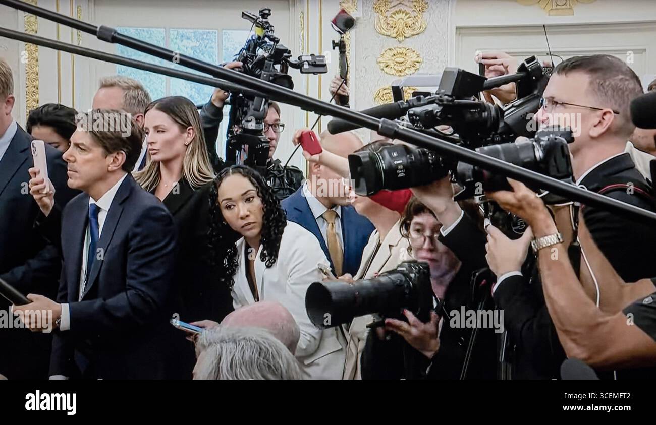 White House Press Corps crowds the Oval Office with Microphones ...