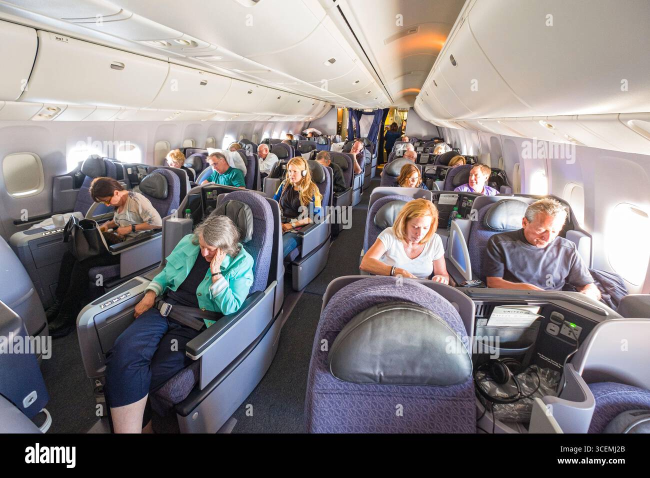 People sitting in the first class cabin of a United Airlines B767-400 ...