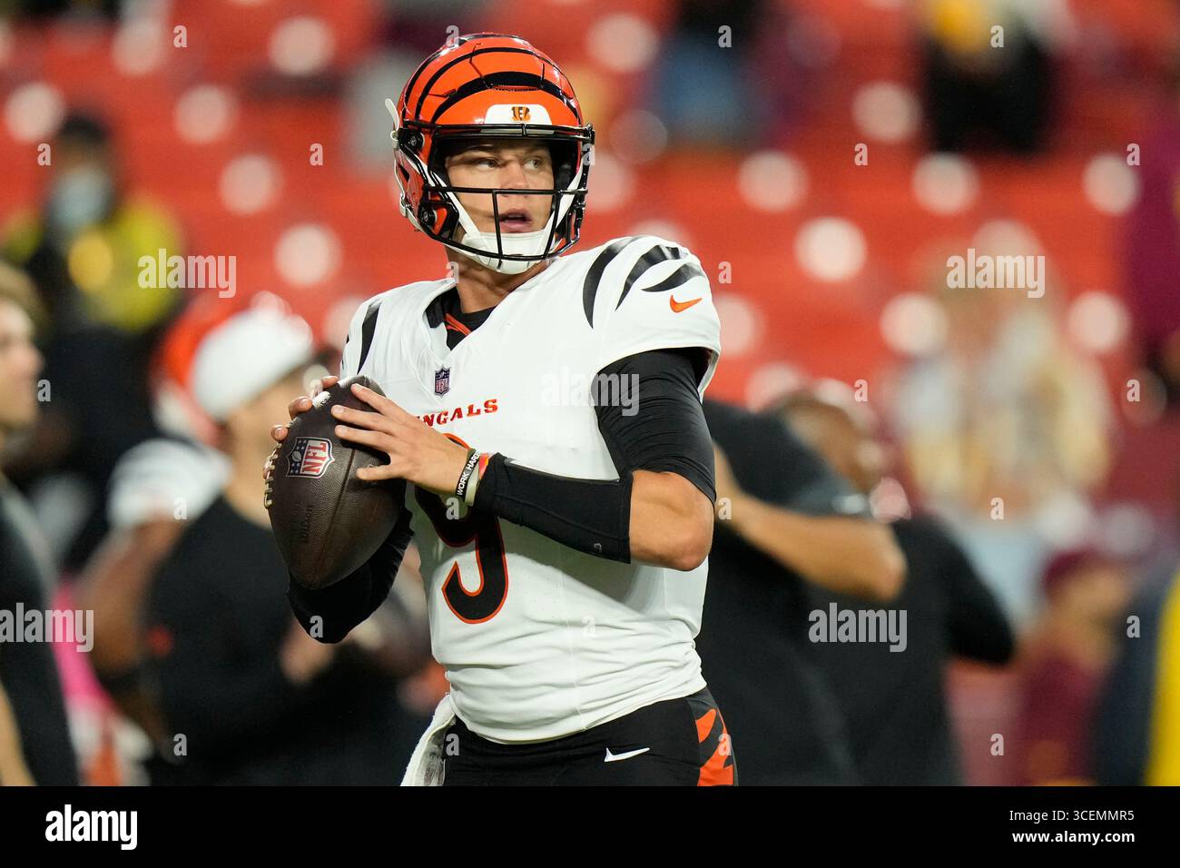 Cincinnati Bengals quarterback Joe Burrow warms up before a preseason ...