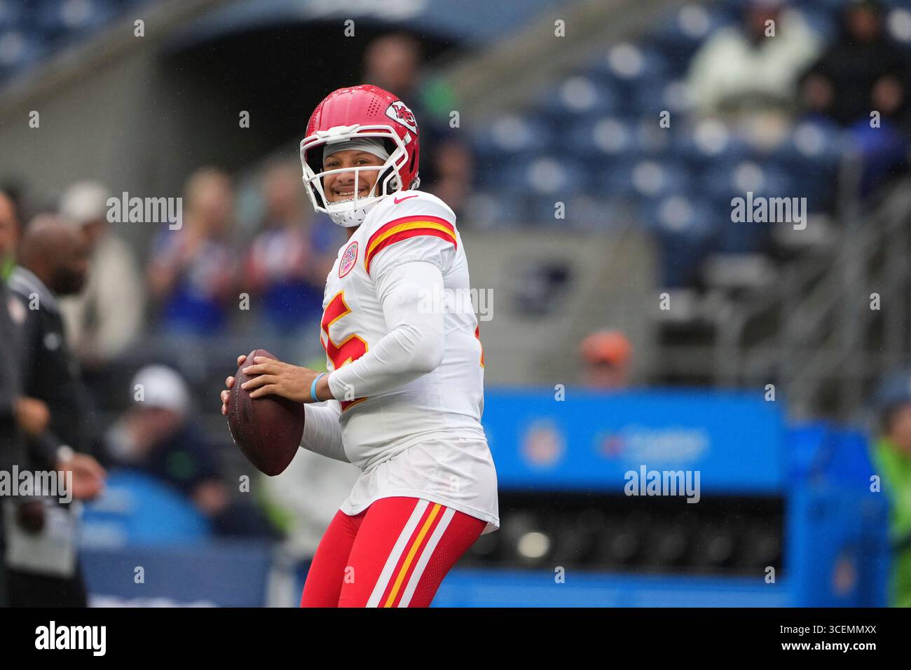 Kansas City Chiefs quarterback Patrick Mahomes warms up before an NFL ...