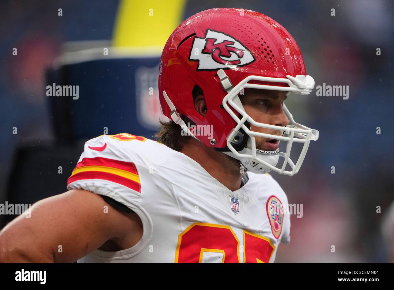 Kansas City Chiefs tight end Robert Tonyan warms up before an NFL ...