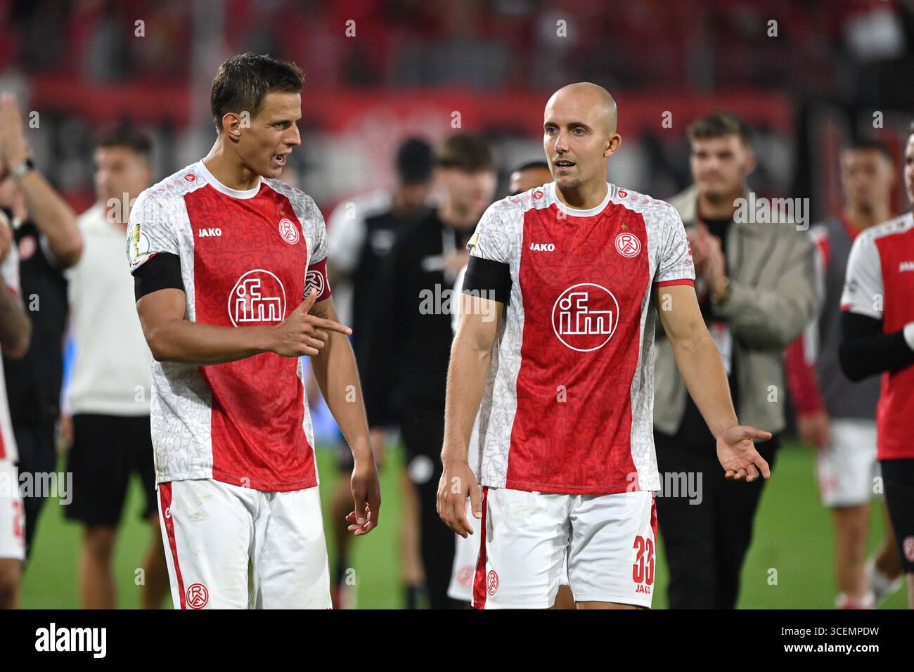 Lap of honor of the Essen players, Michael SCHULTZ (RWE) and Tobias ...
