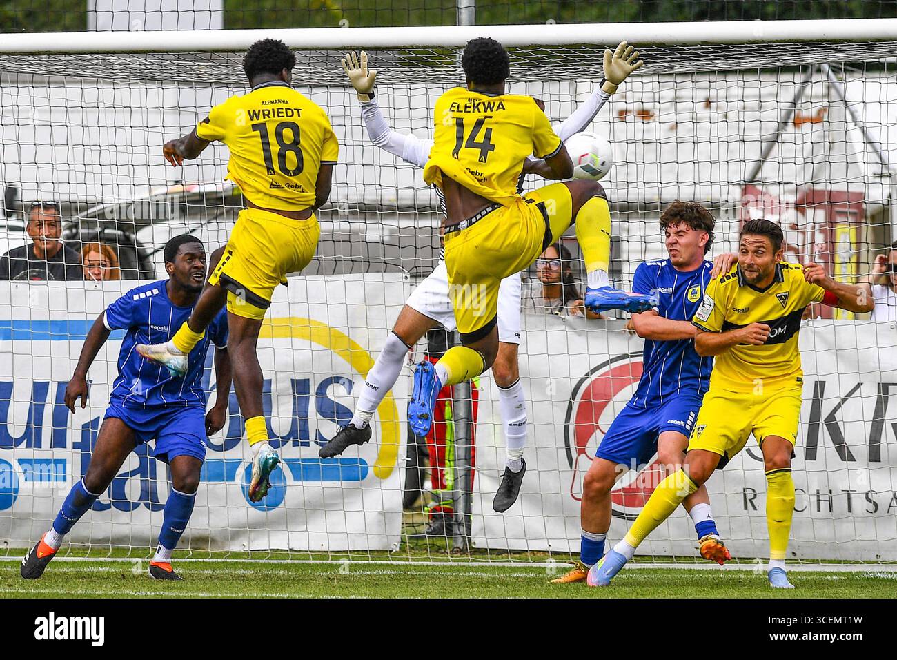 v.li.: Kwasi Okyere Wriedt (Alemannia Aachen, 18), Emmanuel Chinedu ...