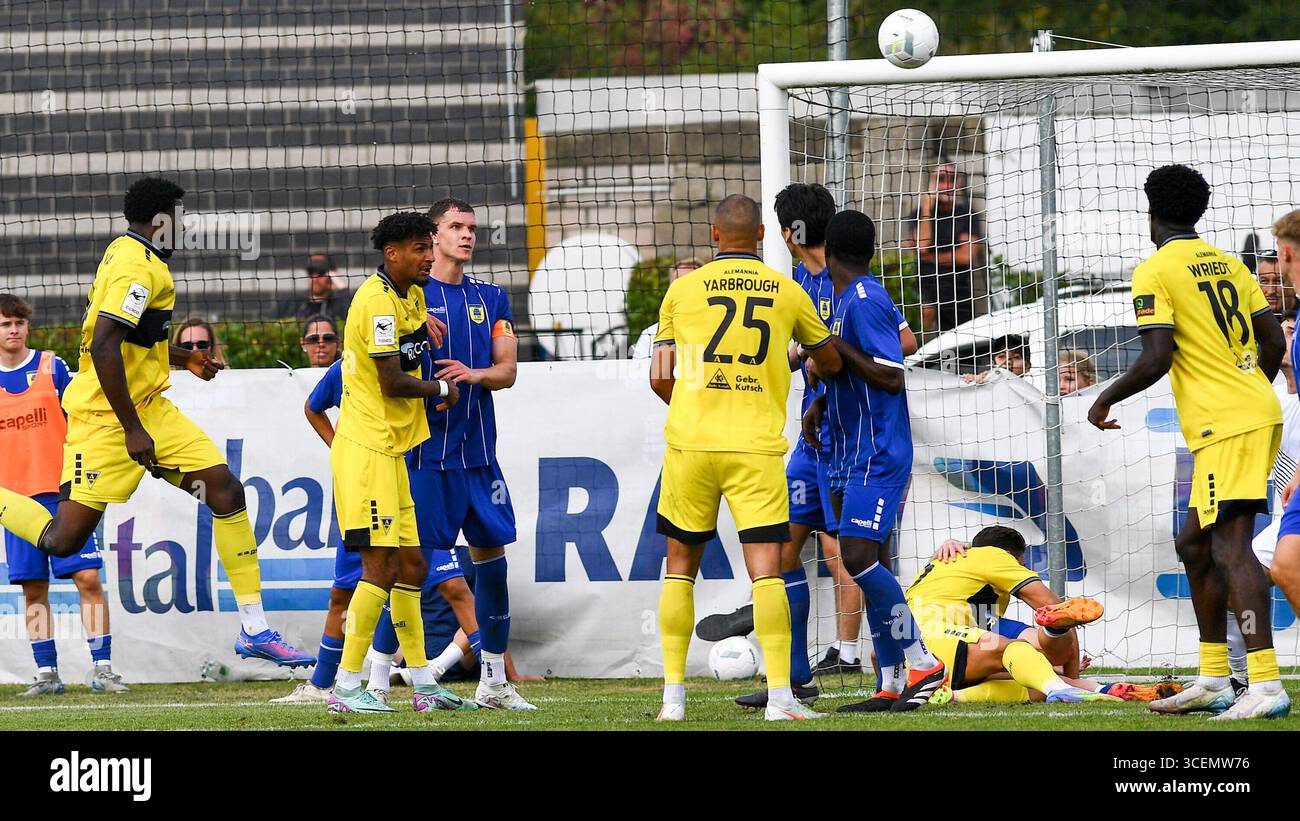 v.li.: Emmanuel Chinedu Elekwa (Alemannia Aachen, 14) erzielt das Tor ...