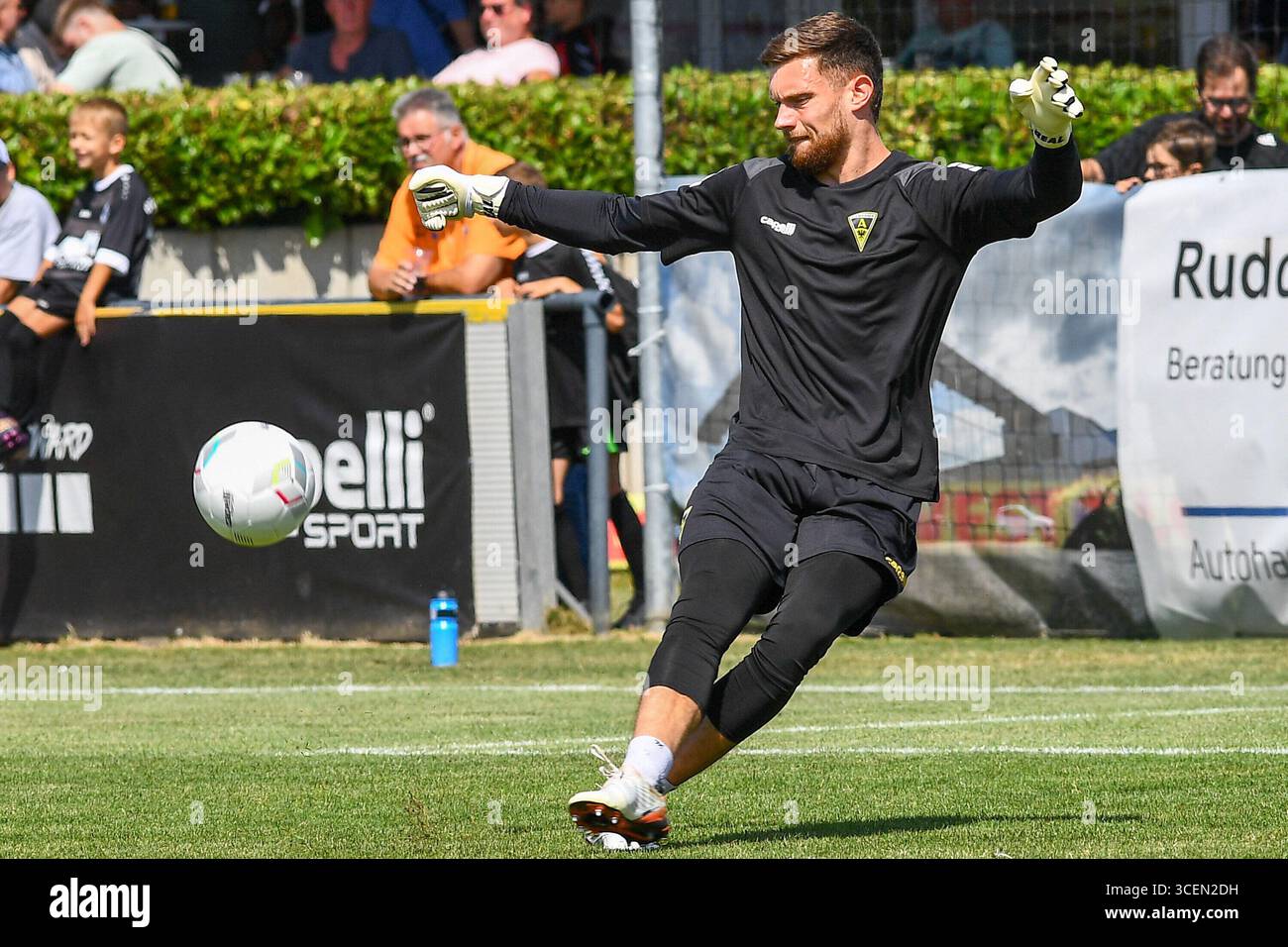 Tom Hendriks (Torwart Alemannia Aachen, 22) beim Aufwärmen, Aktion, Action, Spielszene, 17.08. ...