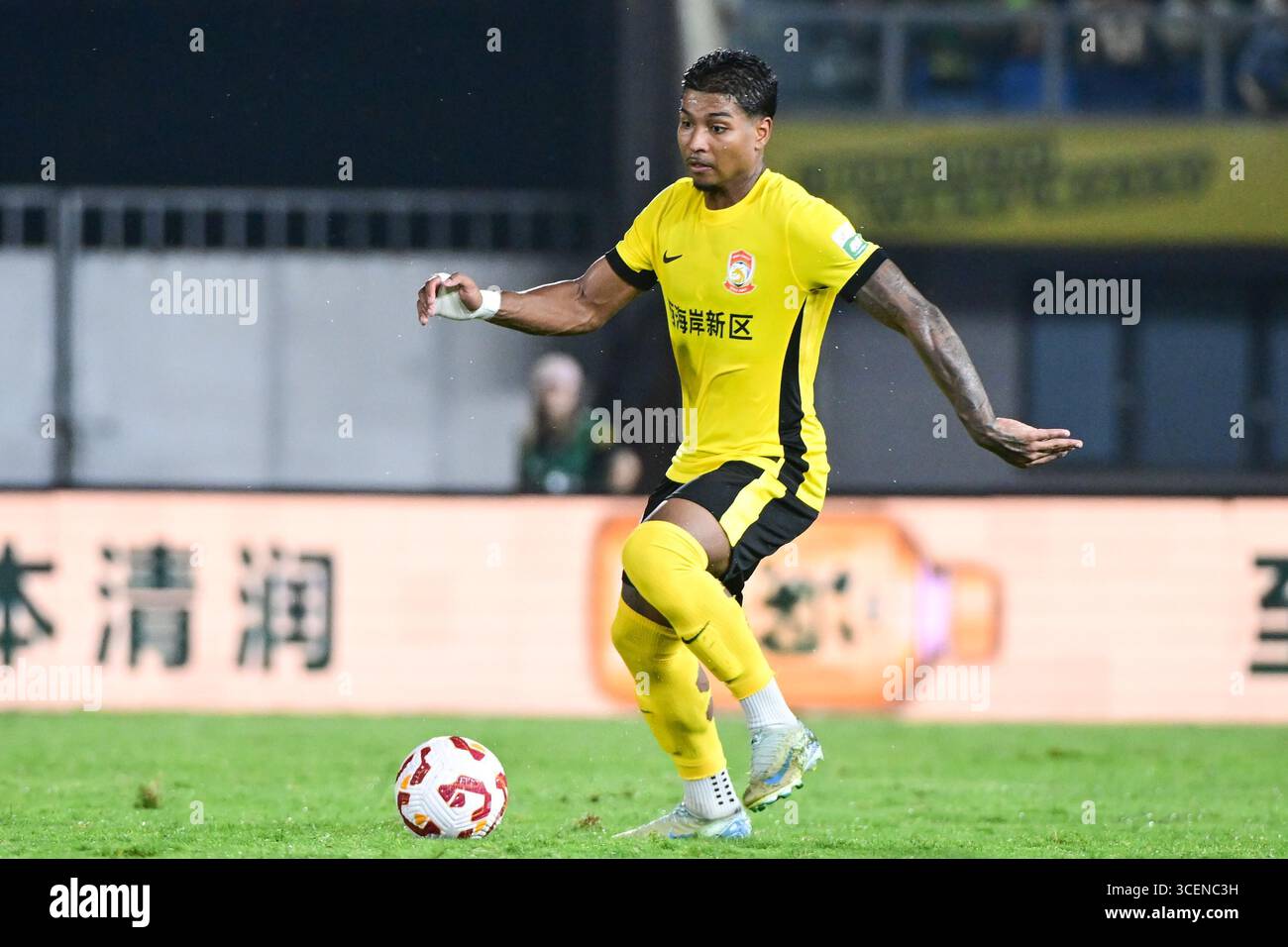 Beijing Guoan Football Club defeated Qingdao West Coast Football Club ...