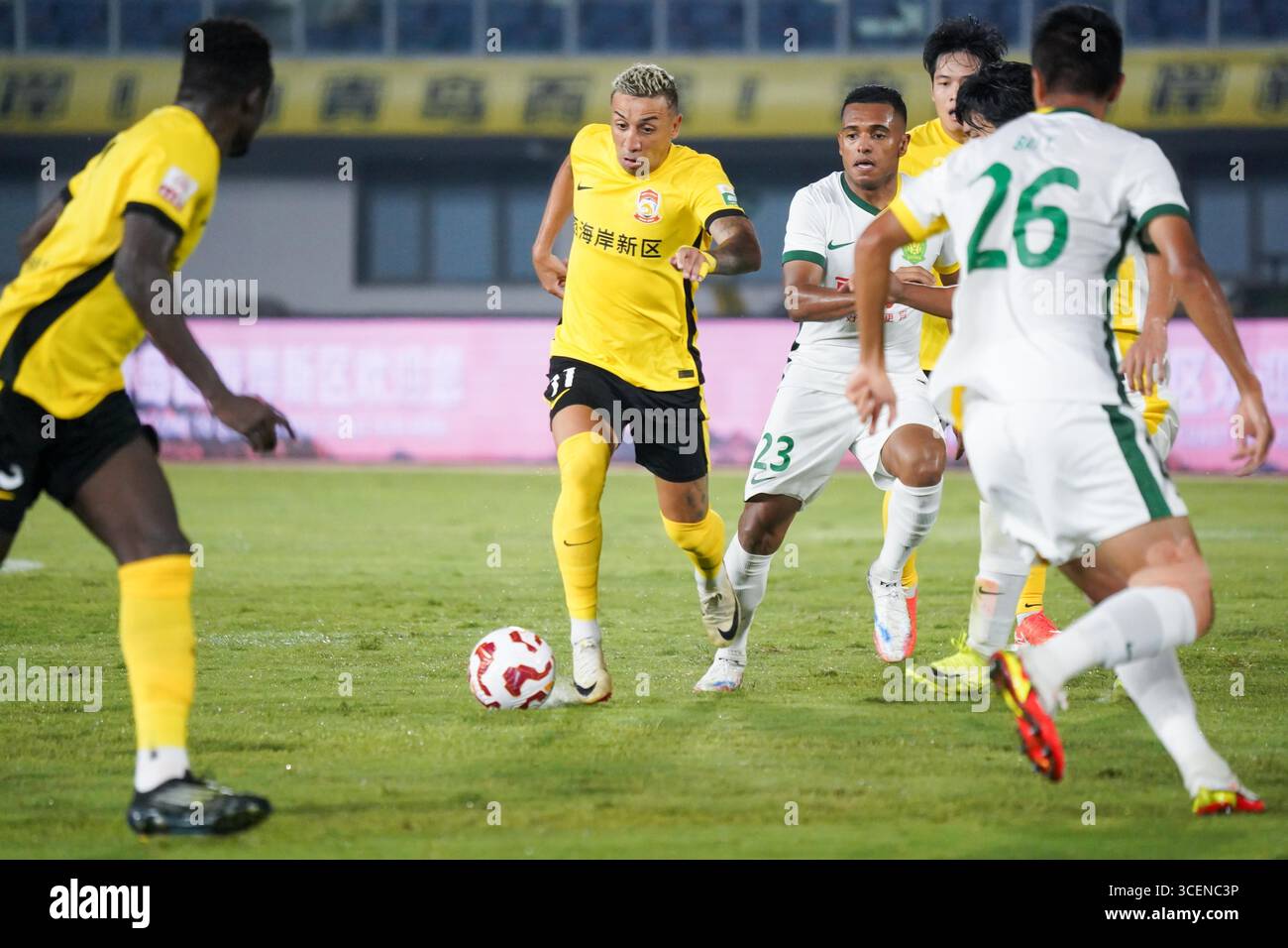 Beijing Guoan Football Club defeated Qingdao West Coast Football Club ...