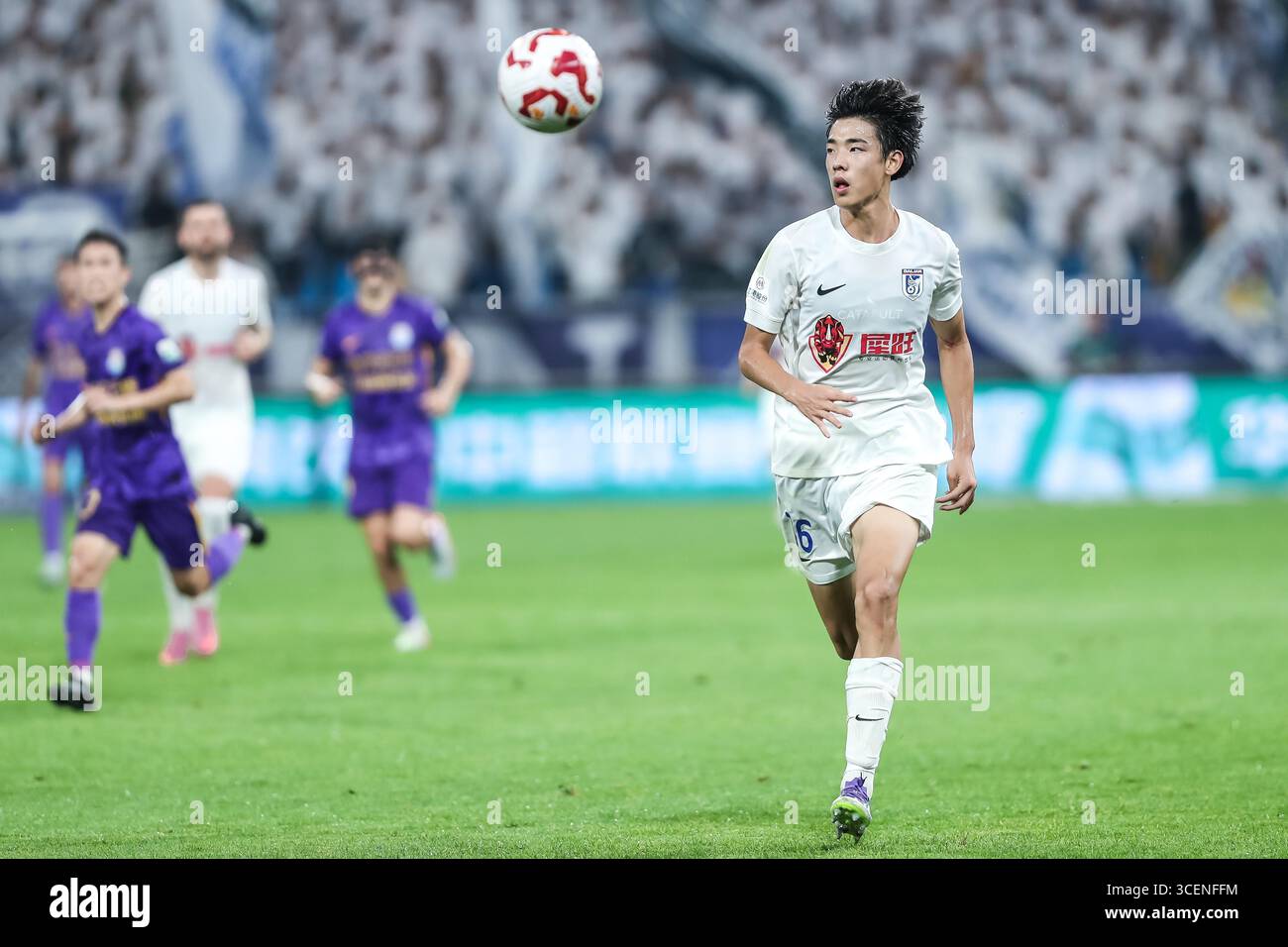 Tianjin Jinmen Tiger Football Club defeated Dalian Yingbo Football Club ...