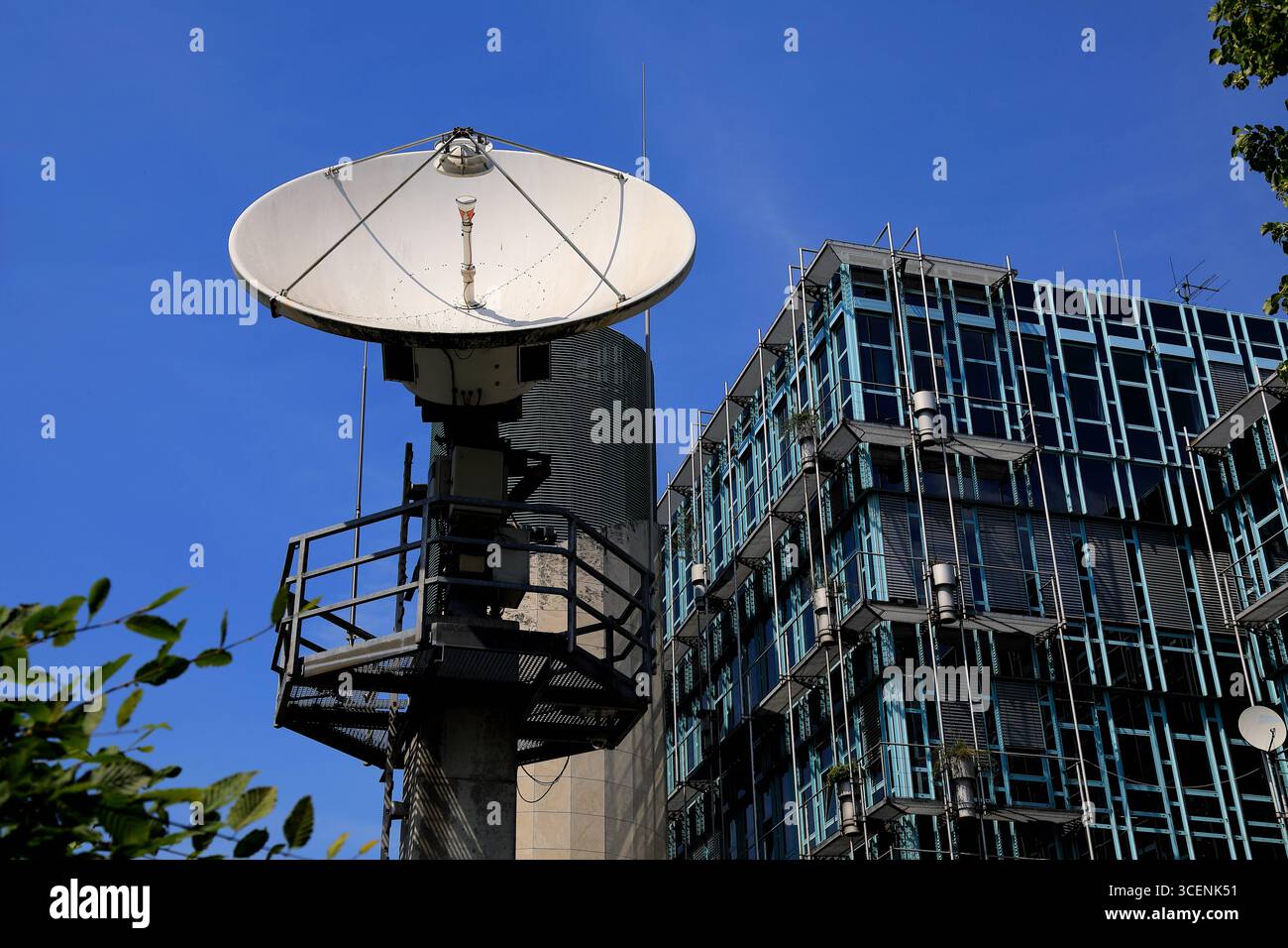 Parabolantenne, Satellitenschüssel am WDR Funkhaus in Düsseldorf ...