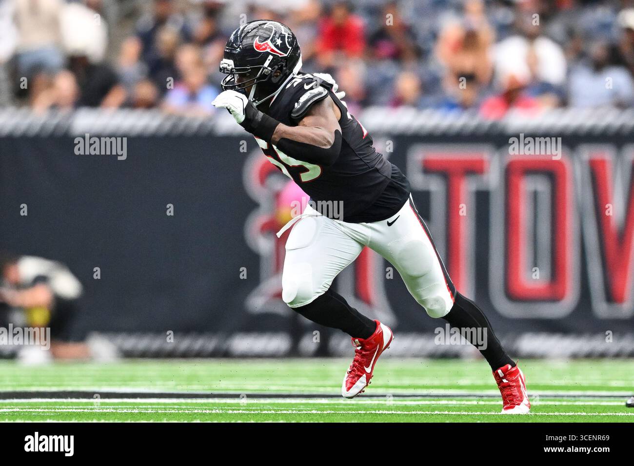 Houston Texans defensive end Danielle Hunter (55) defends in coverage ...