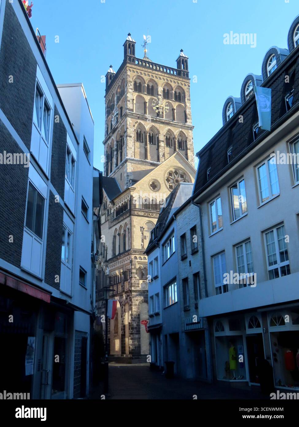 Blick zwischen Gebaeuden auf St. Quirinus mit Glockenturm St. Quirinus ...