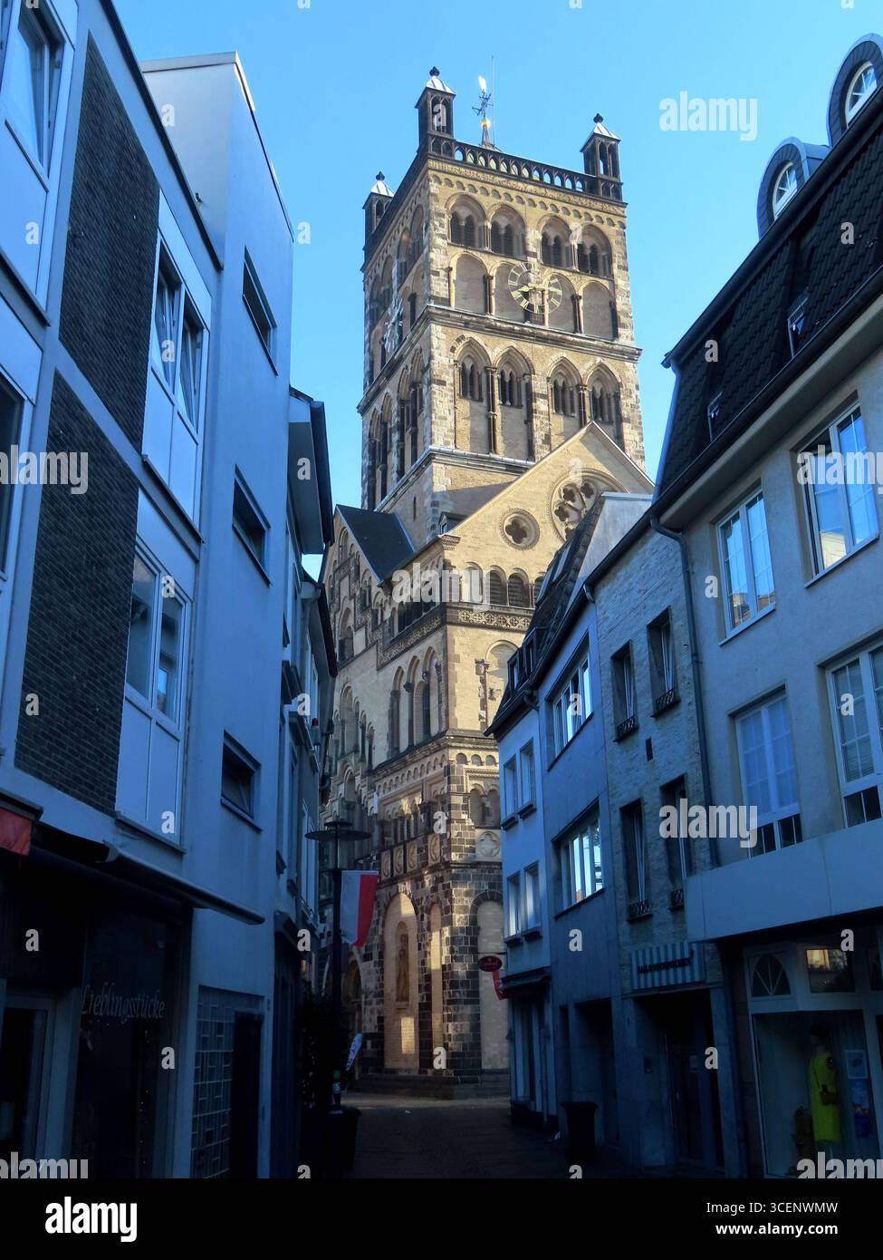 Blick zwischen Gebaeuden auf St. Quirinus mit Glockenturm St. Quirinus ...