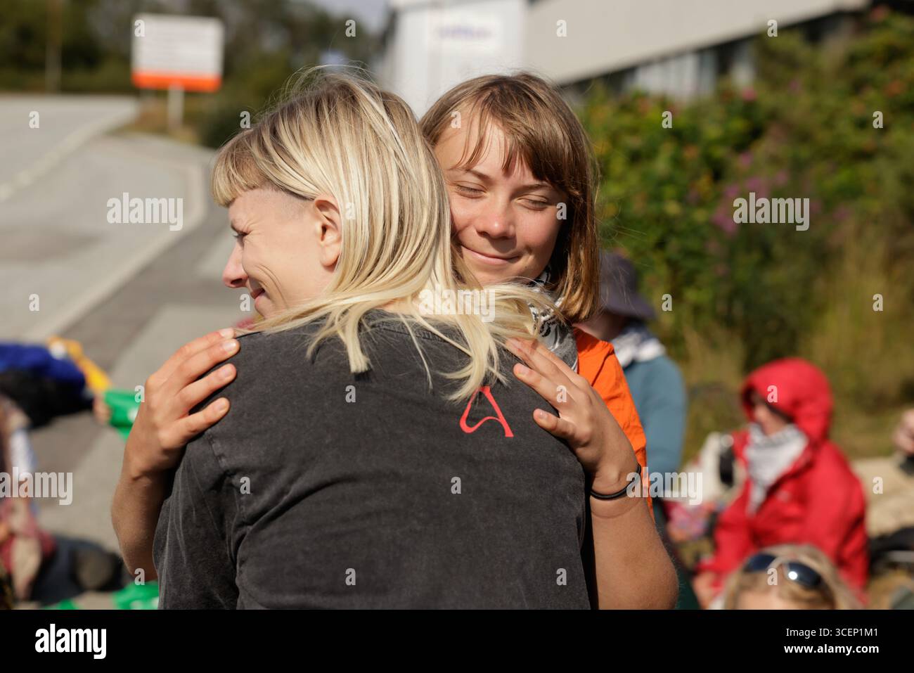 Mongstad 20250818. Artist Aurora Aksnes gets a hug from climate ...