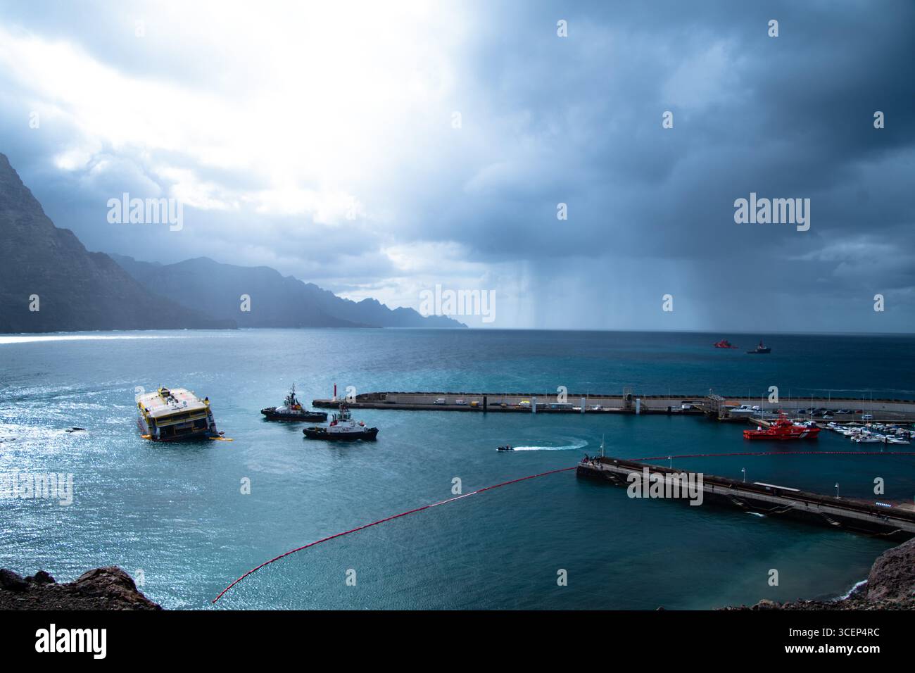 Personal maritimo hi-res stock photography and images - Alamy
