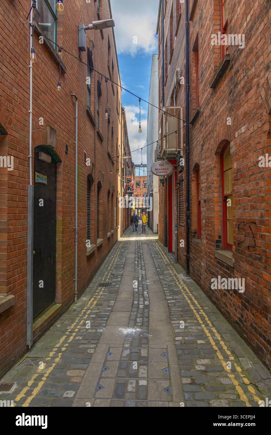 Walkway between buildings hi-res stock photography and images - Alamy
