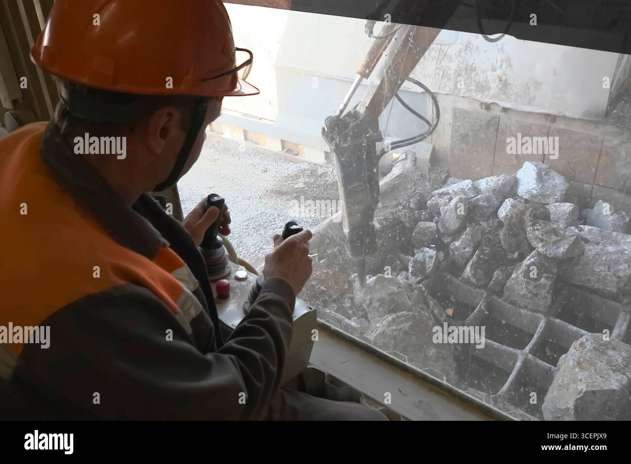 Operator at the control panel of a hydraulic hammer Stock Photo - Alamy